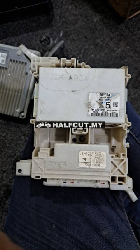 TOYOTA HILUX REVO 2.4 FUSE BOX ECU (89221-0KA10) 75 - Halfcut Malaysia ...